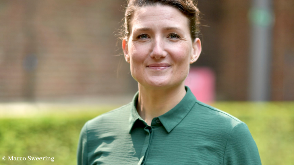 Gooi die vuilnisbak om en ga even lekker spitten. Dat is pas leerzaam ...